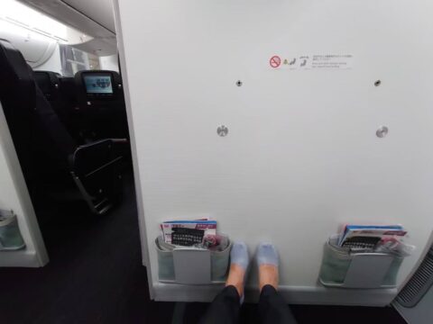 JAL国際線のエコノミークラス最前列はおすすめ？メリット・注意点を解説 | onetime